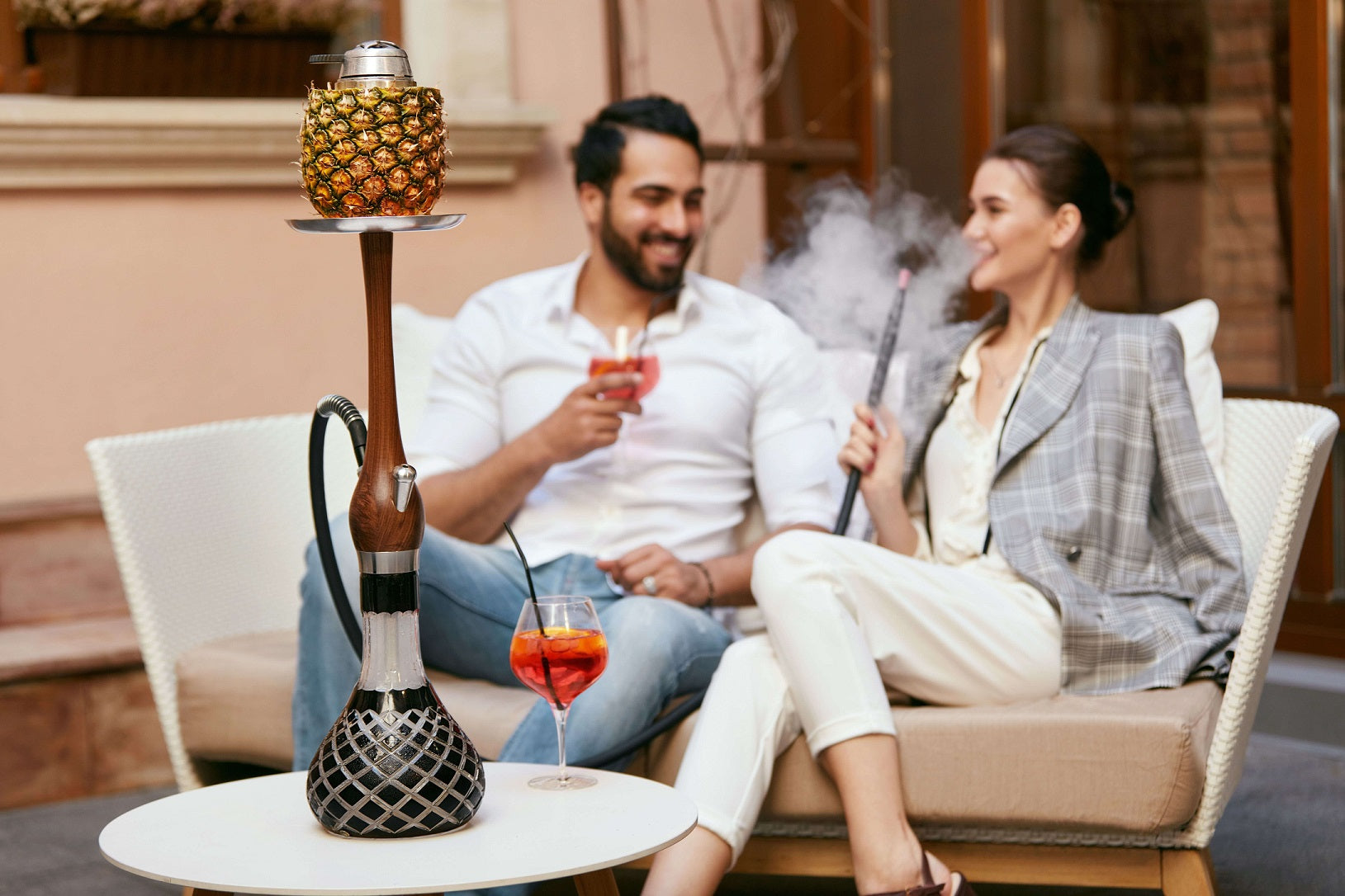 Shisha rauchen auf dem Balkon | World of Smoke